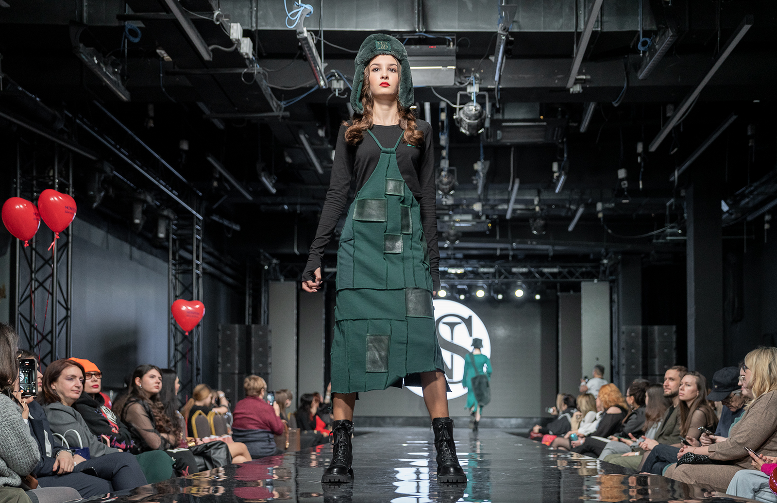 Москва в центре моды: VI Fashion фестиваль 'Модная Волна' вдохновляет ...